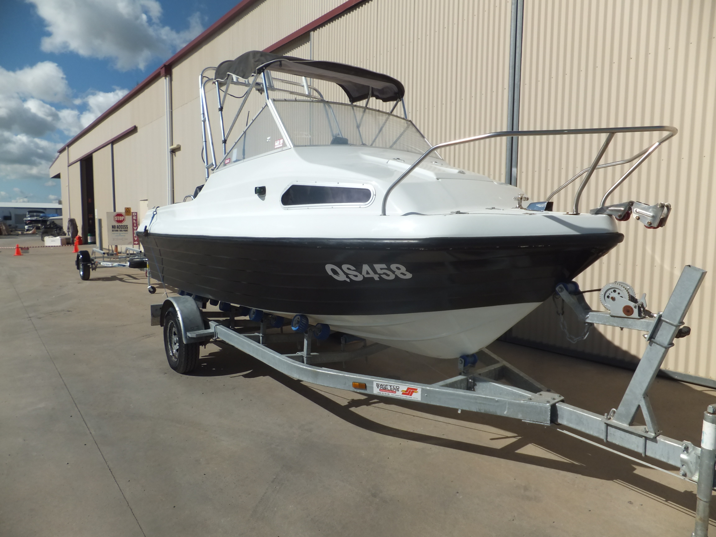 Half Cab 017 - Boats And More | Shepparton & Echuca